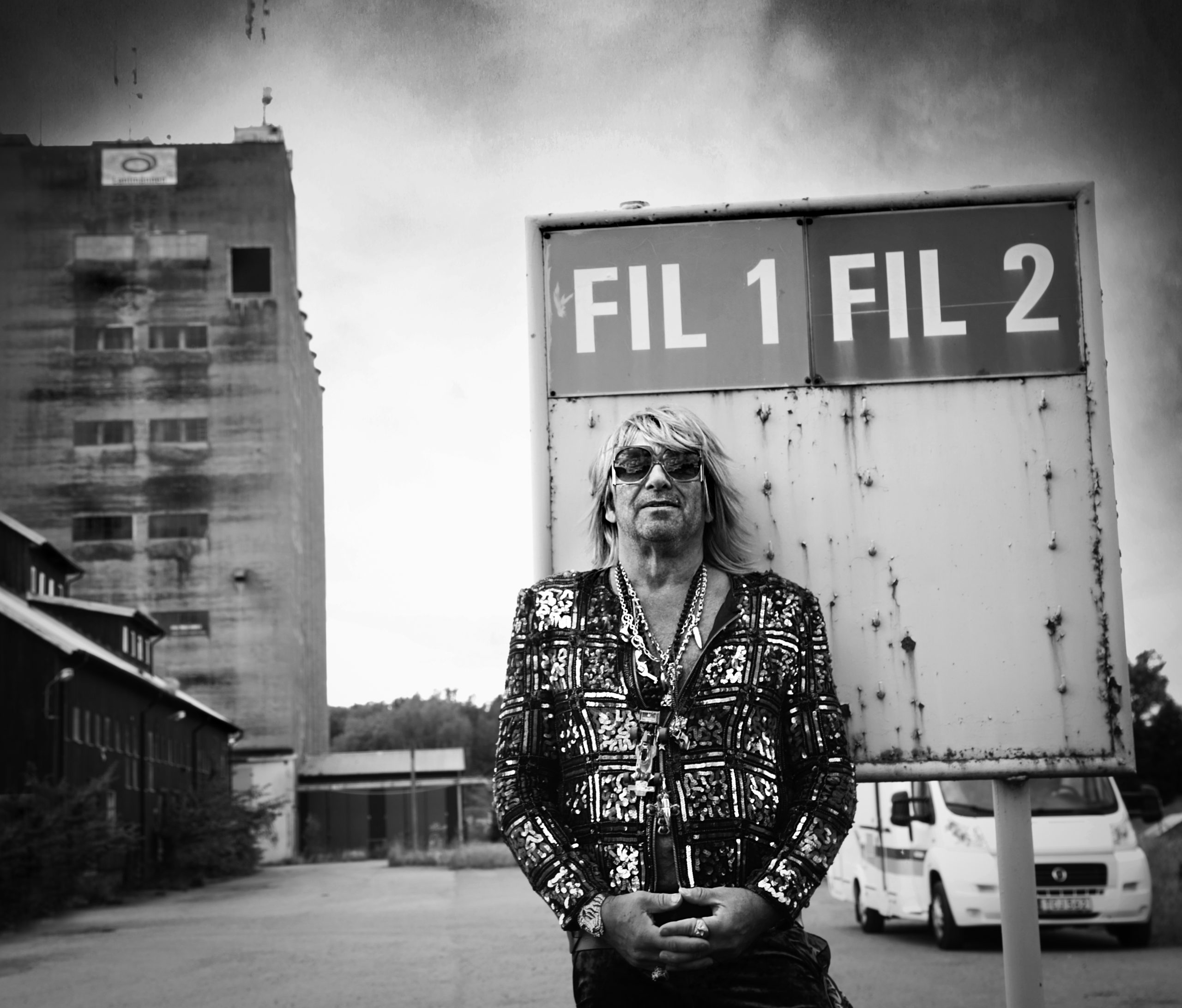 Två nördar vid klippbordet, en färgstark och så en mera volymsvag ...