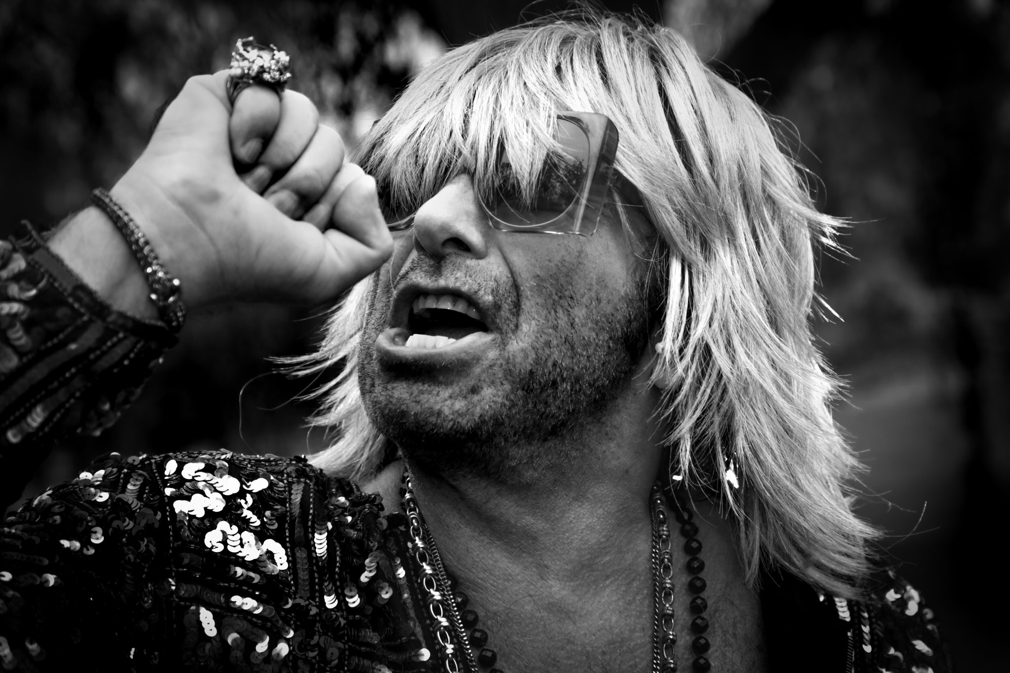 Två nördar vid klippbordet, en färgstark och så en mera volymsvag ...